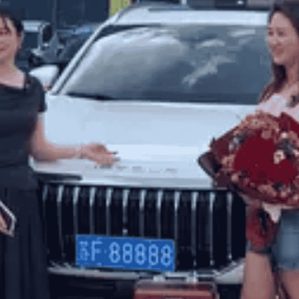 女子摇中"88888",有人出价110万:南通女车主摇到88888豹子号，有车贩出110万她没卖，目击者：是本地厂里上班的普通人，摇号机上正常选号买的