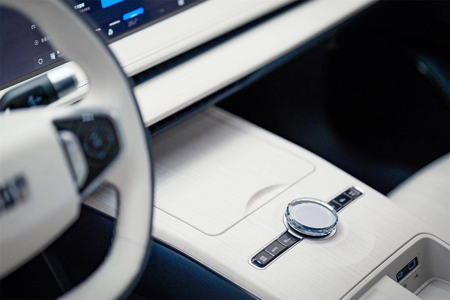 17.58 万元起售吉利银河E8｜45英寸8K大联屏震撼_搜狐汽车_搜狐网