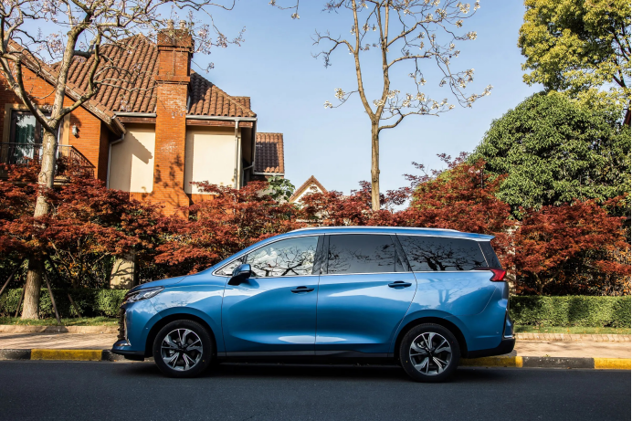 长超4.8米MPV，6/7/8座可选，第三排能放平，不到8万起售_搜狐汽车_搜狐网