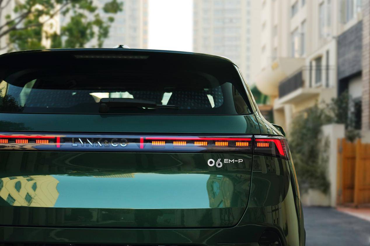 领克06 EM-P新上极光绿，这究竟有多吸睛？_搜狐汽车_搜狐网