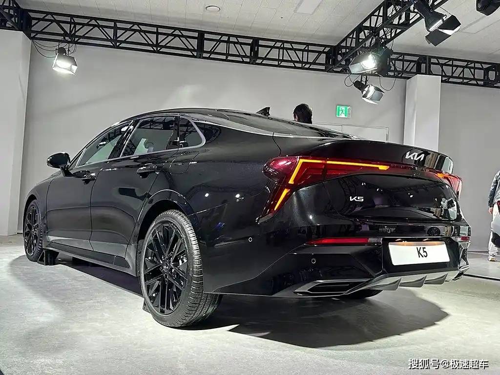 全新一代起亚K5来啦，CVVD发动机技术+64色氛围灯，GT版更有魅力_搜狐汽车_搜狐网