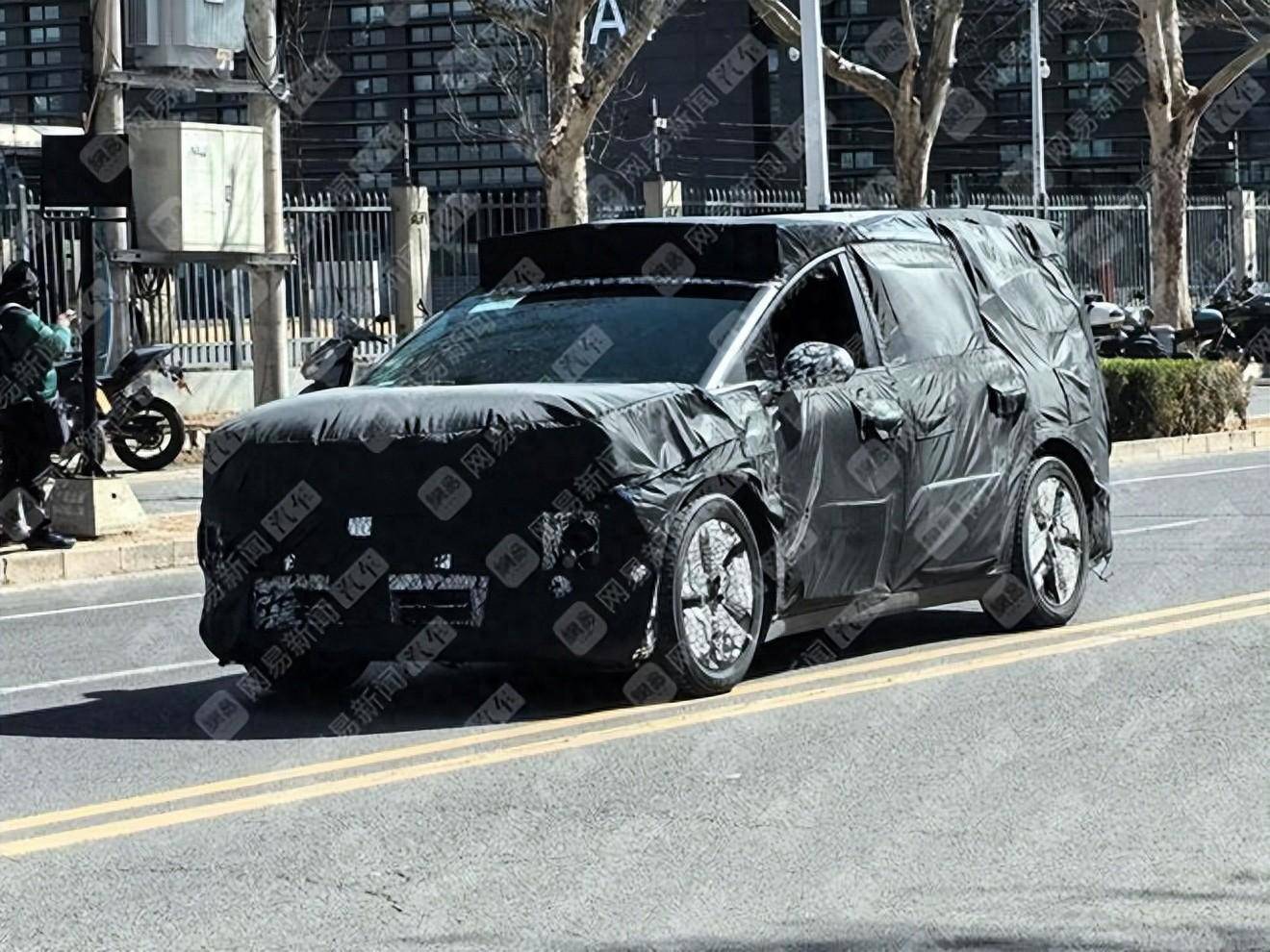 理想M7谍照曝光！定位跨界SUV，MEGA前脸+普锐斯车尾能接受？_搜狐汽车_搜狐网