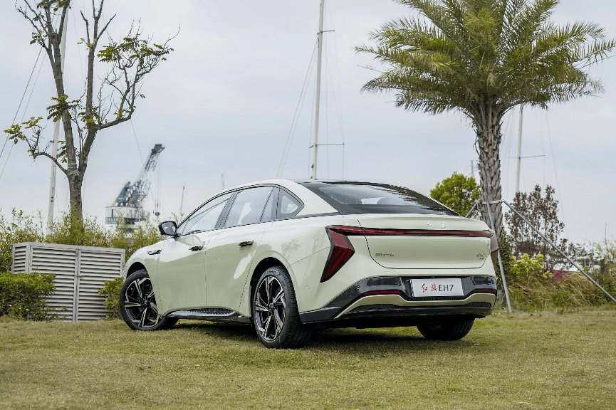 颜值不输同级新势力 红旗EH7上市，售22.98万起_搜狐汽车_搜狐网