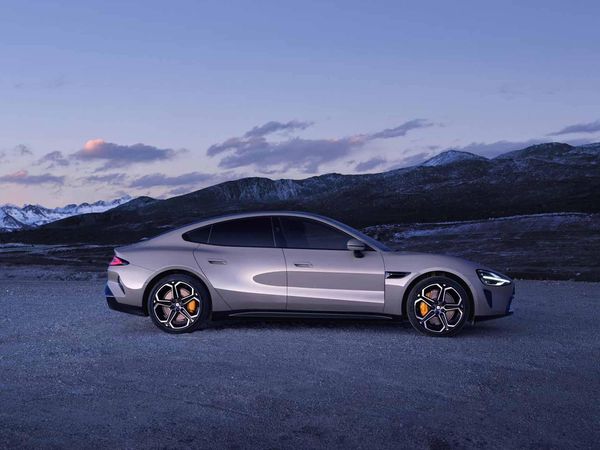 小米SU7、红旗EH7、极狐S5：外形高度相似 狭路相逢“瑜亮亮”_搜狐汽车_搜狐网