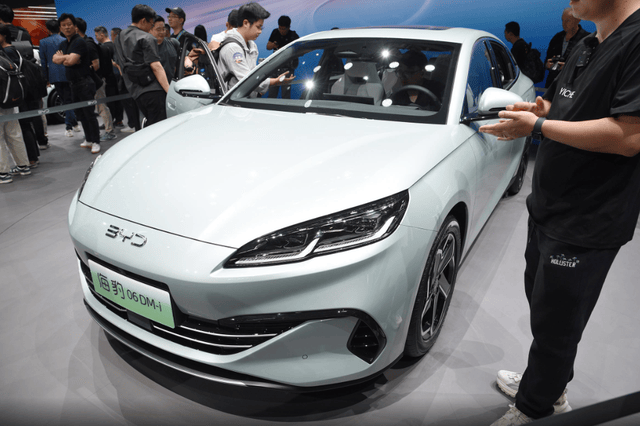 9.98万起！比亚迪海豹06 DM-i：溜背造型＋半隐藏门把手，油耗2.9L_搜狐汽车_搜狐网