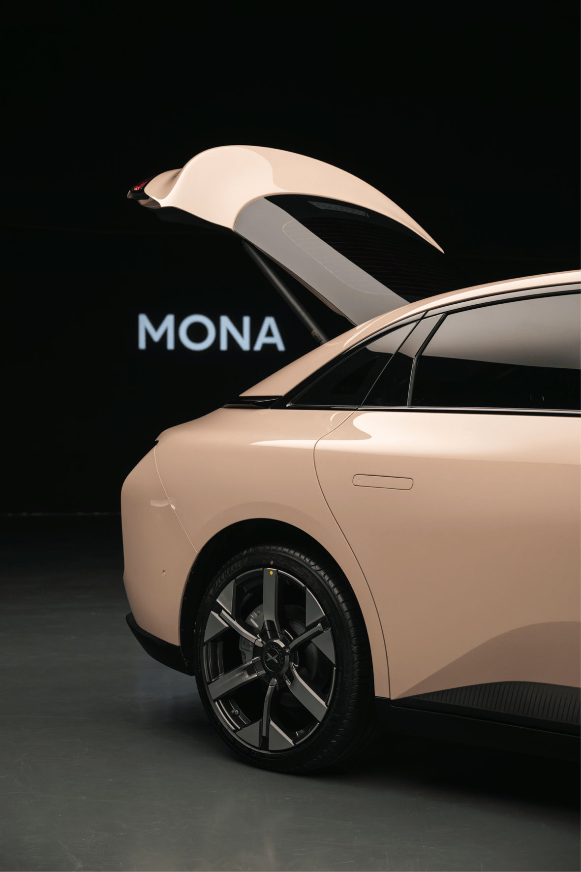 AI美学是噱头？7个看点读懂小鹏MONA M03的造型设计，好看在哪？_搜狐汽车_搜狐网