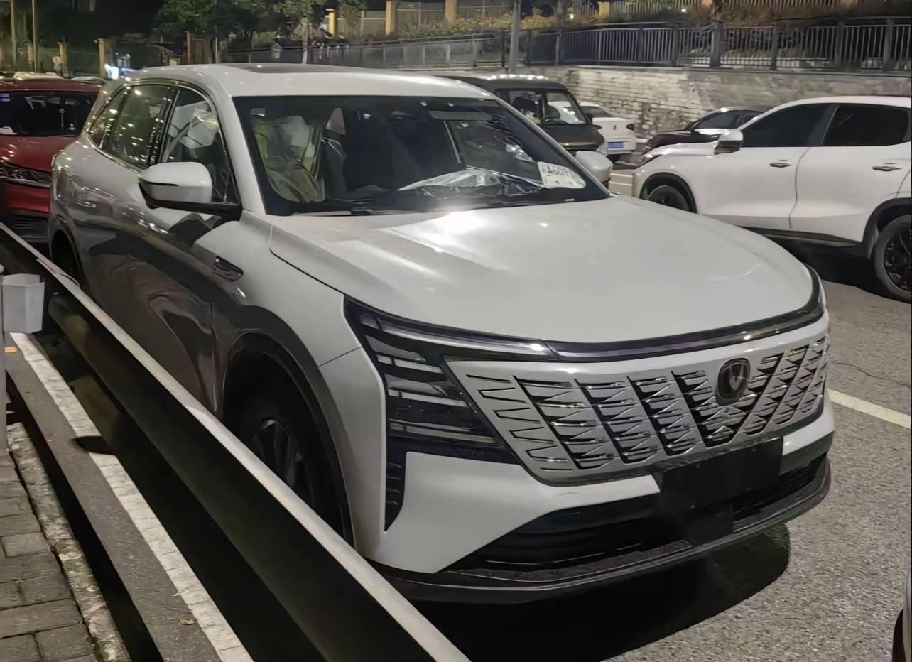 新一代CS75 PLUS现身街头，长近4米8配隐藏门把手，换三联屏+怀挡_搜狐汽车_搜狐网