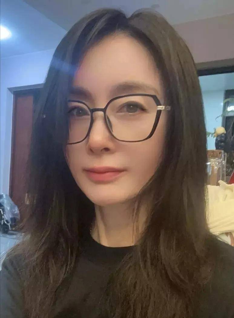 56岁张敏晒照整容式变美，留长发清纯靓丽，皮肤嫩的可以挤出水，完全认不出 -6park.com