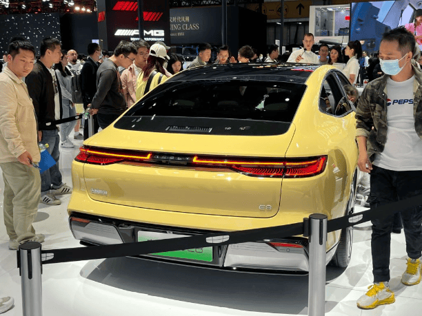 国产新宠银河E8：3.49秒破百，45寸巨屏内饰，性价比颠覆中大型车市！_搜狐汽车_搜狐网