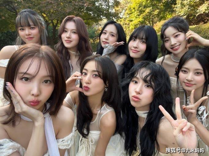 裙子短到露底裤，四角底裤也改成三角的，韩国女明星为博眼球拼了_韩国女团_twice_演出