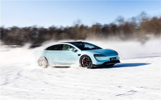 余承东点赞智界新S7，续航和颜值兼得的纯电轿车_搜狐汽车_搜狐网