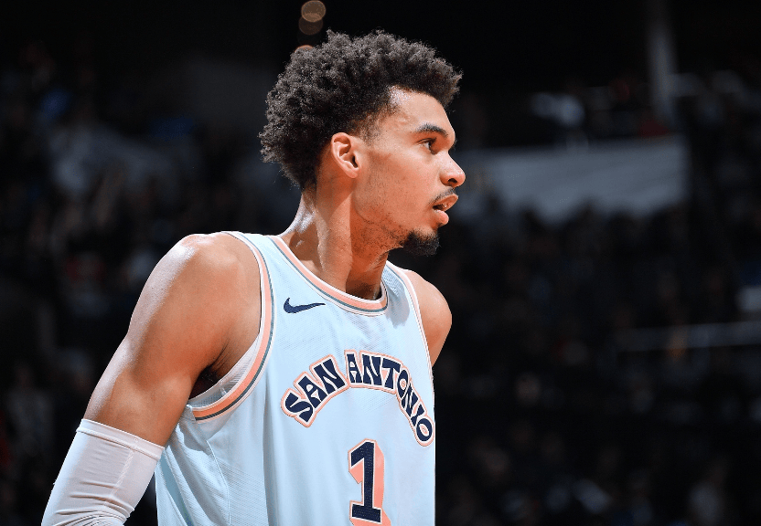 就在今天，文班亚马篮下发威，再创造NBA77年来的历史纪录_篮板_马刺队_助攻