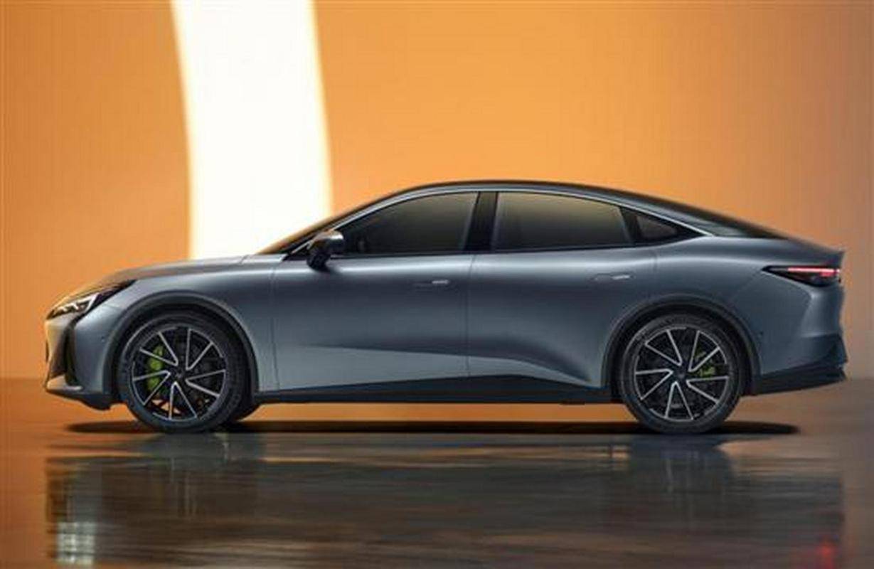 极狐阿尔法S5 震撼来袭！锋动力长续航，800V 快充 “电” 掣风驰_搜狐汽车_搜狐网