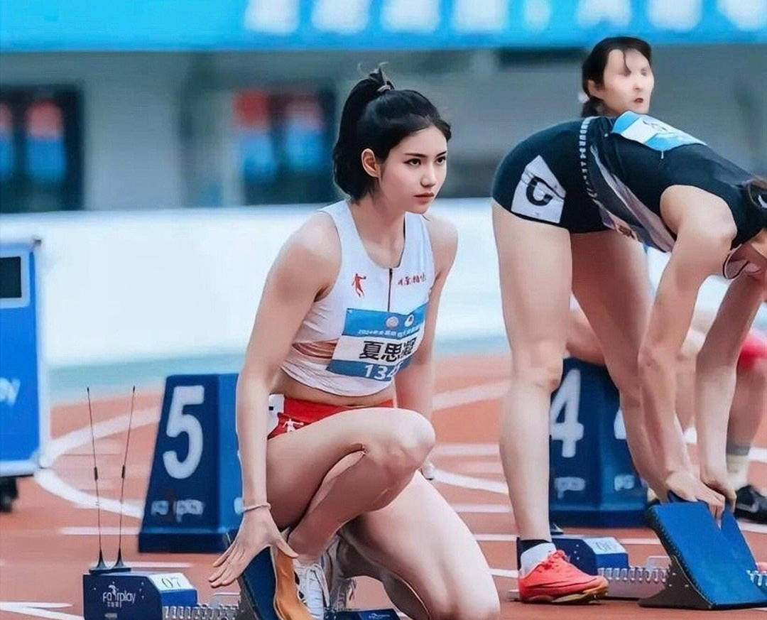 两大田径女神同框训练曝光！吴艳妮淡定叉腰，夏思凝气质出众 -6parkbbs.com