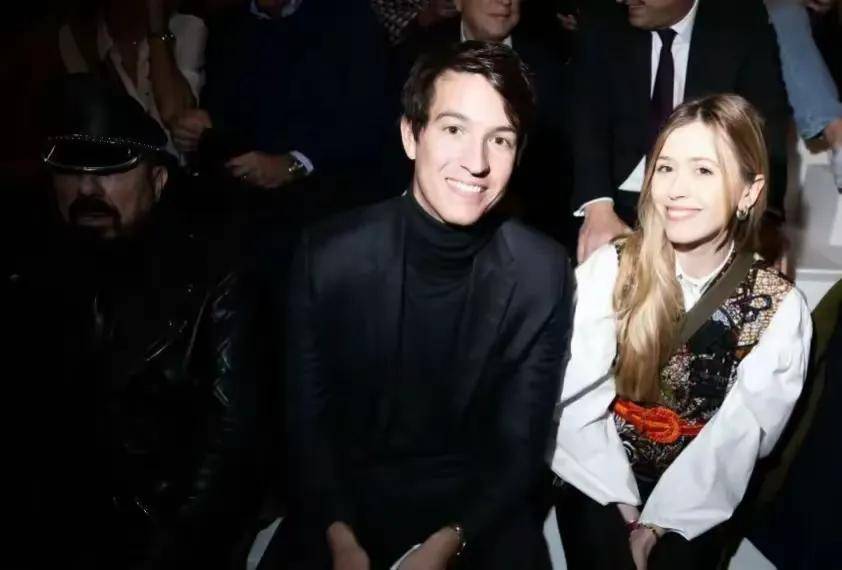 Lisa带妈妈跟LV三公子吃饭，不忘为未来嫂子带货，努力融入男友家_Guyot_品牌_工作