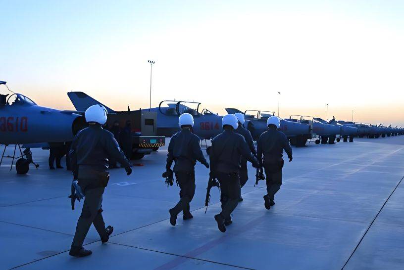 中国一所军校就有8架歼11B，飞行员培训体系巨变，意义重大_航校_战斗机_部队