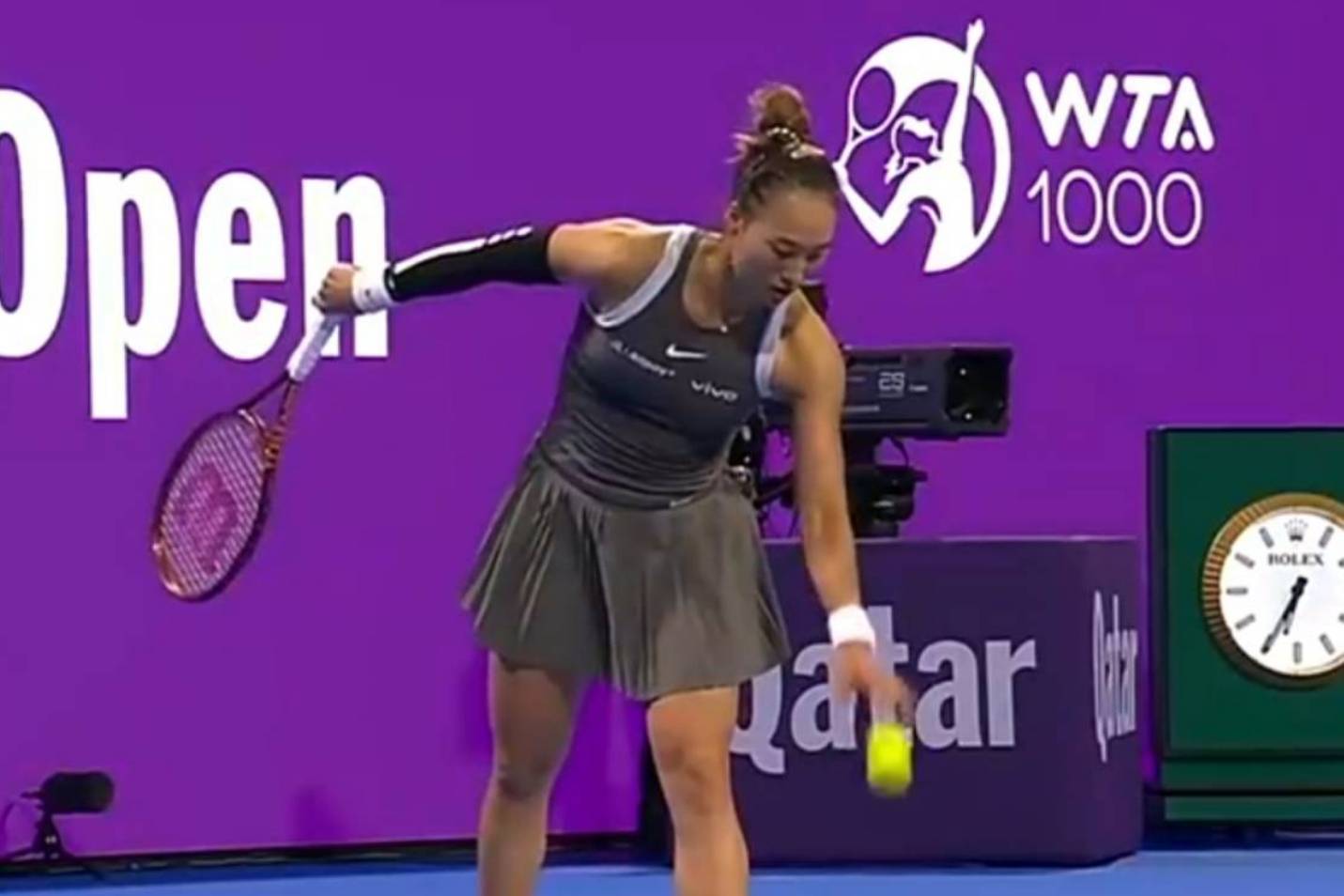 蛇年首秀爆冷出局！郑钦文0-2不敌贾巴尔，止步WTA1000多哈站_比赛_破发_首盘