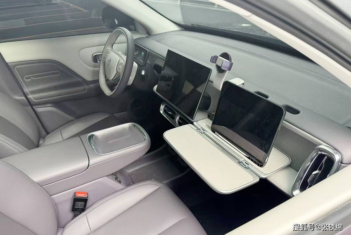 设计师很有想法：零跑B10内饰官图发布，带魔术拓展孔，续航510km_搜狐汽车_搜狐网