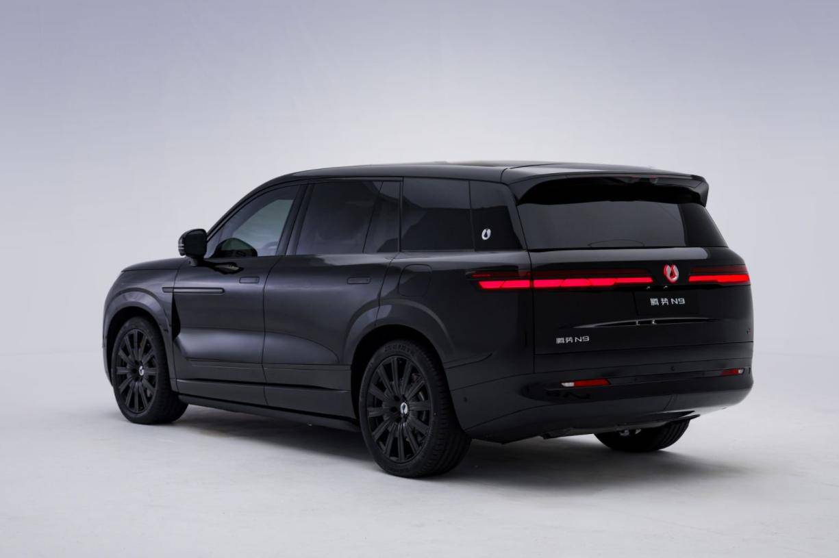 三电机千匹马力，180km/h高速爆胎稳如磐石，腾势N9全是技术_搜狐汽车_搜狐网