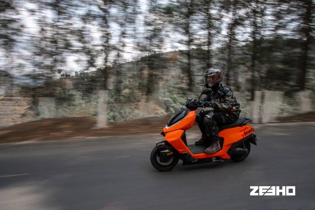 极核AE4 Max MY25全新发布！以“低空飞行”之名，定义高端电摩新标杆_搜狐汽车_搜狐网