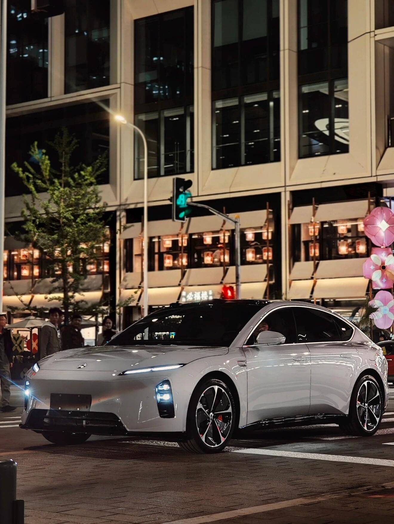 新款蔚来ET5/ET5T实车现身，换横屏+HUD，配怀挡+ADB大灯_搜狐汽车_搜狐网