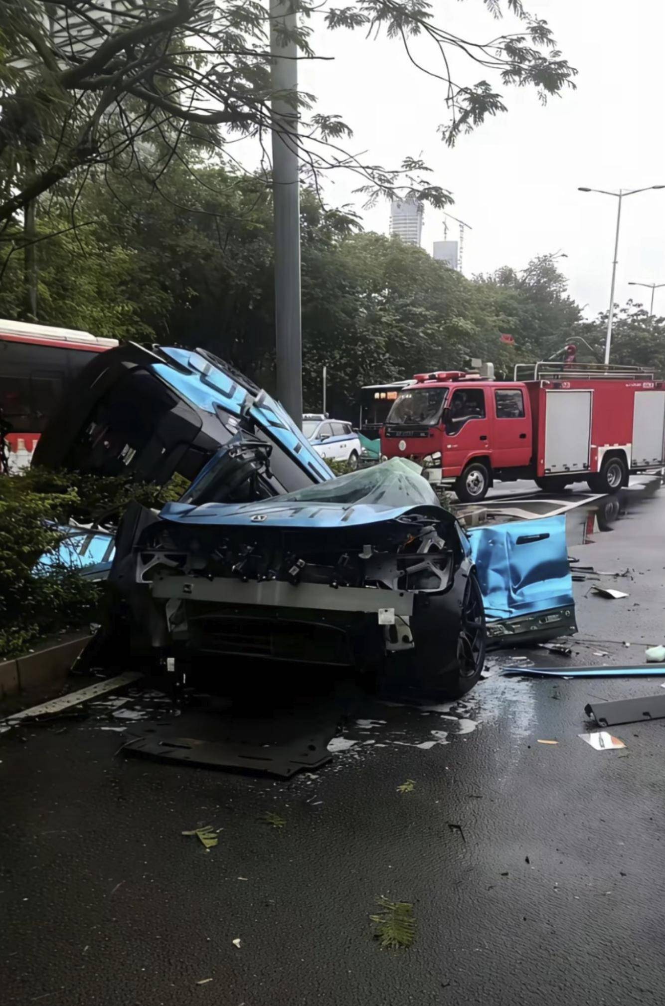 深圳极氪001 FR发生严重车祸：车辆解体、电池脱离起火_搜狐汽车_搜狐网
