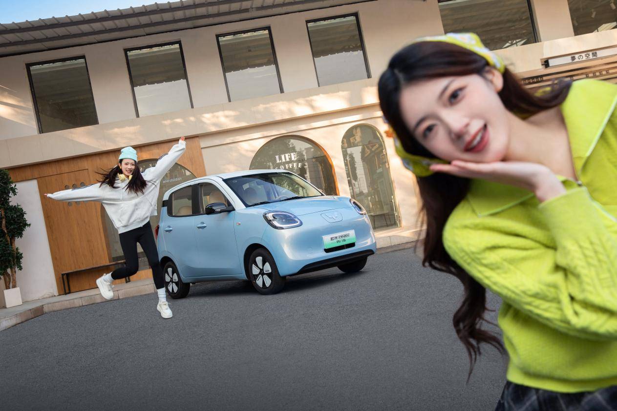 奖励生活的「伊」万种「莓」好！宏光MINIEV × 伊利牧场“菱”感“莓”好限定店亮相春熙路_搜狐汽车_搜狐网