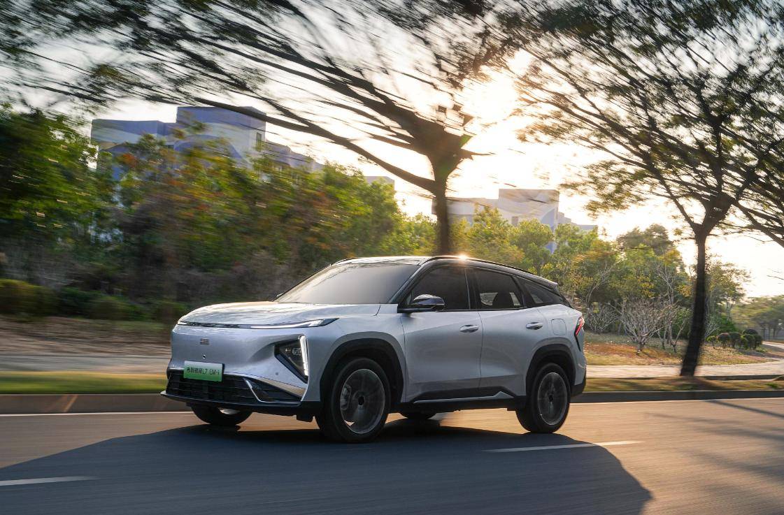 空间油耗动力全在线，吉利银河L7 EM-i 9.98万起卷动家用车市场_搜狐汽车_搜狐网