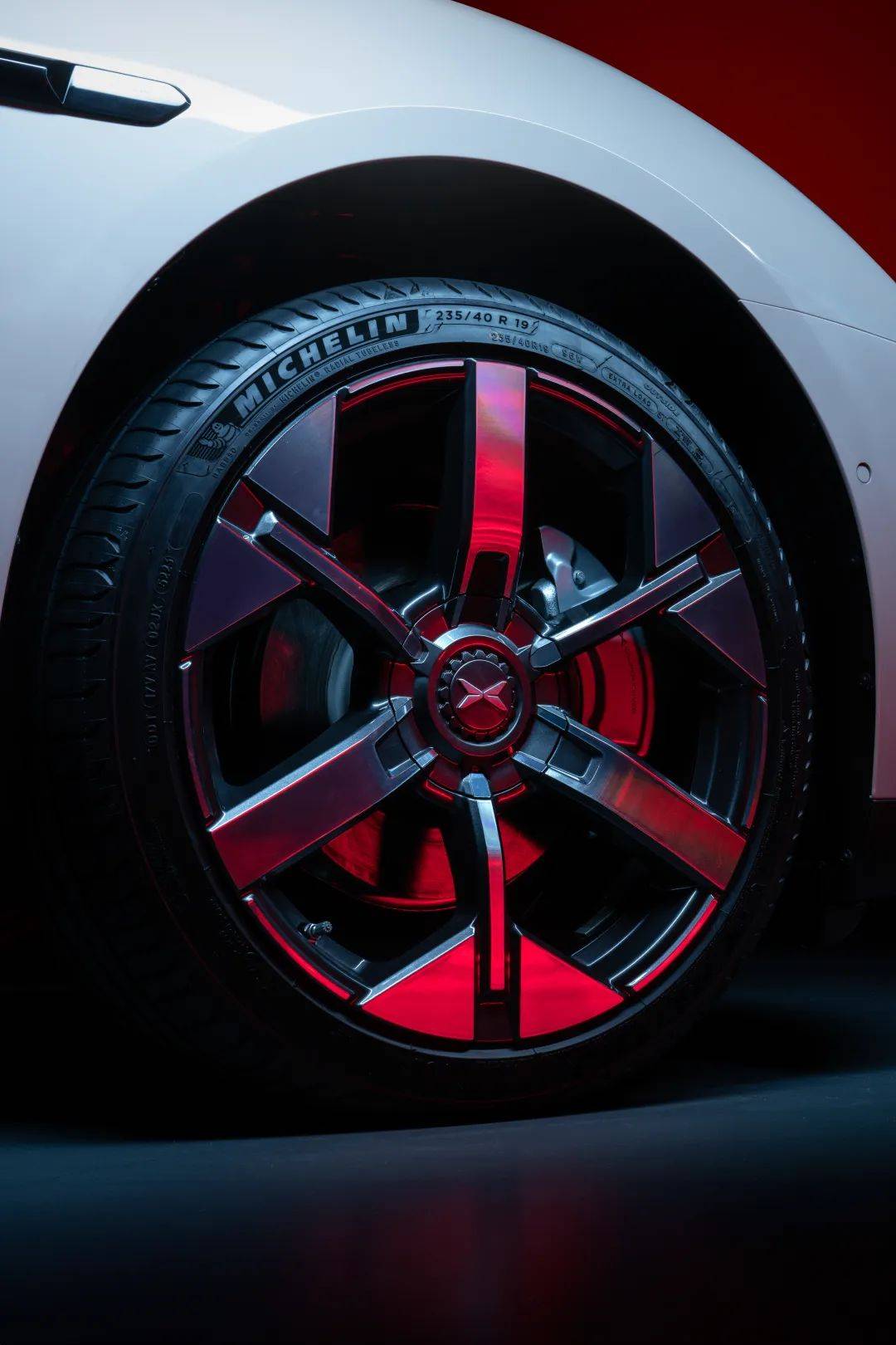 10万元级纯电轿车“超新星”较量：“价格杀手”零跑B01对比“智能先锋”小鹏MONA M03_搜狐汽车_搜狐网