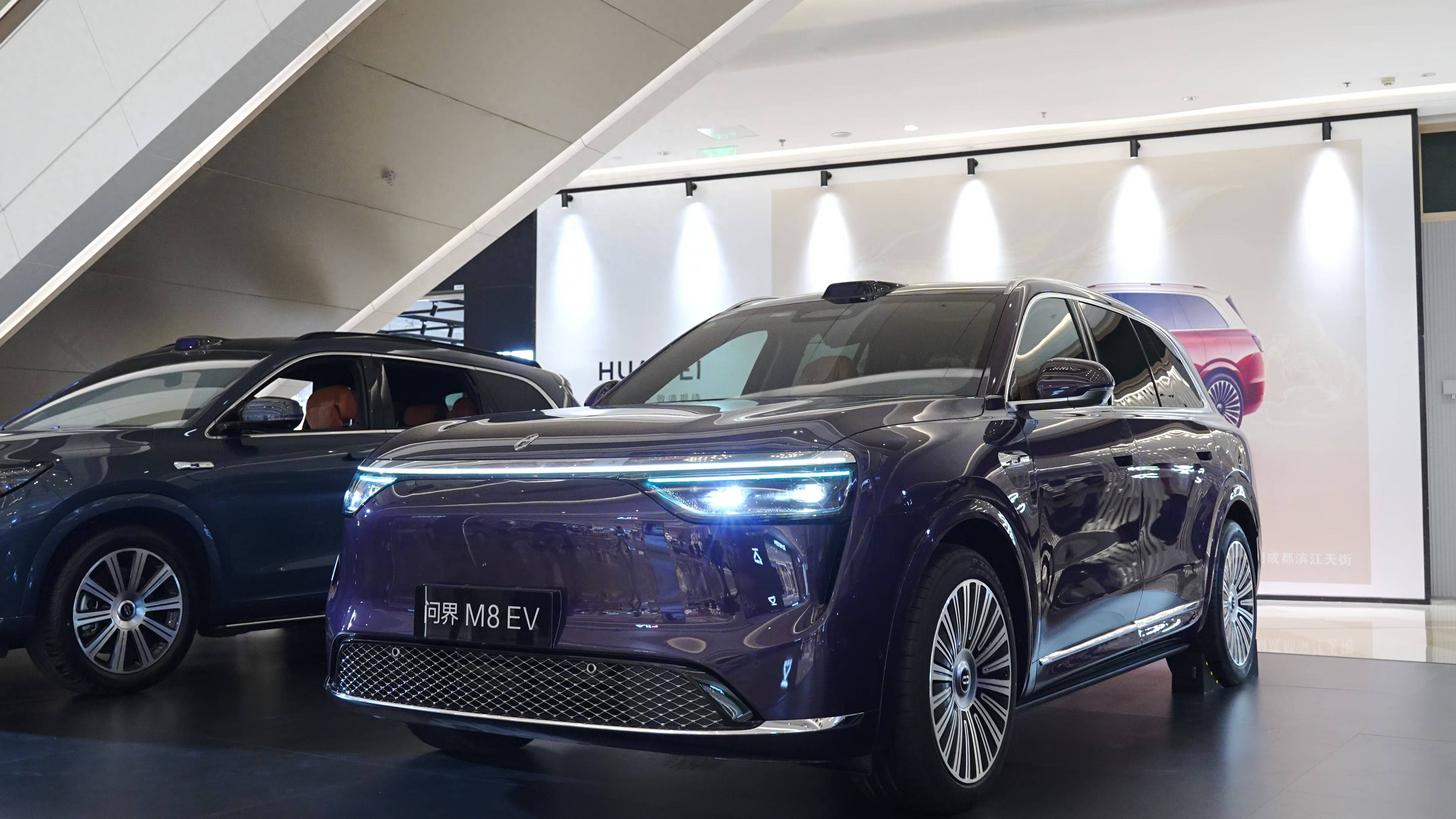 探店问界M8纯电版：咬准大尺寸SUV市场，与理想i8/蔚来ES8抢用户_搜狐汽车_搜狐网