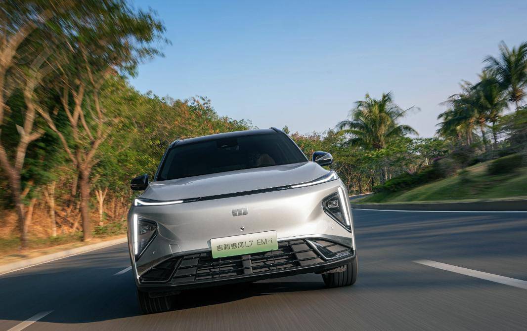 解锁惬意生活，夏日出行遇上11.18万起的吉利银河L7 EM-i_搜狐汽车_搜狐网