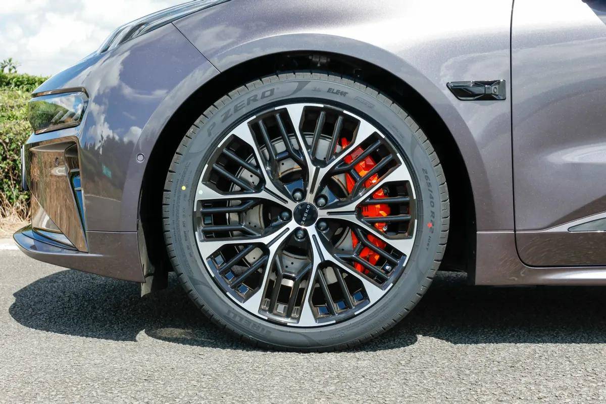 新款极氪001正式亮相，900V平台与全系激光雷达成亮点_搜狐汽车_搜狐网