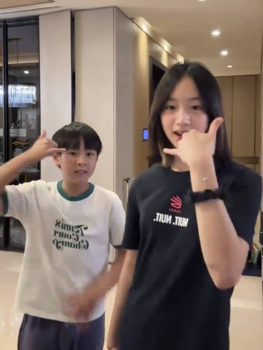 吴尊女儿NeiNei带弟弟拍视频 10岁Max五官很像爸爸