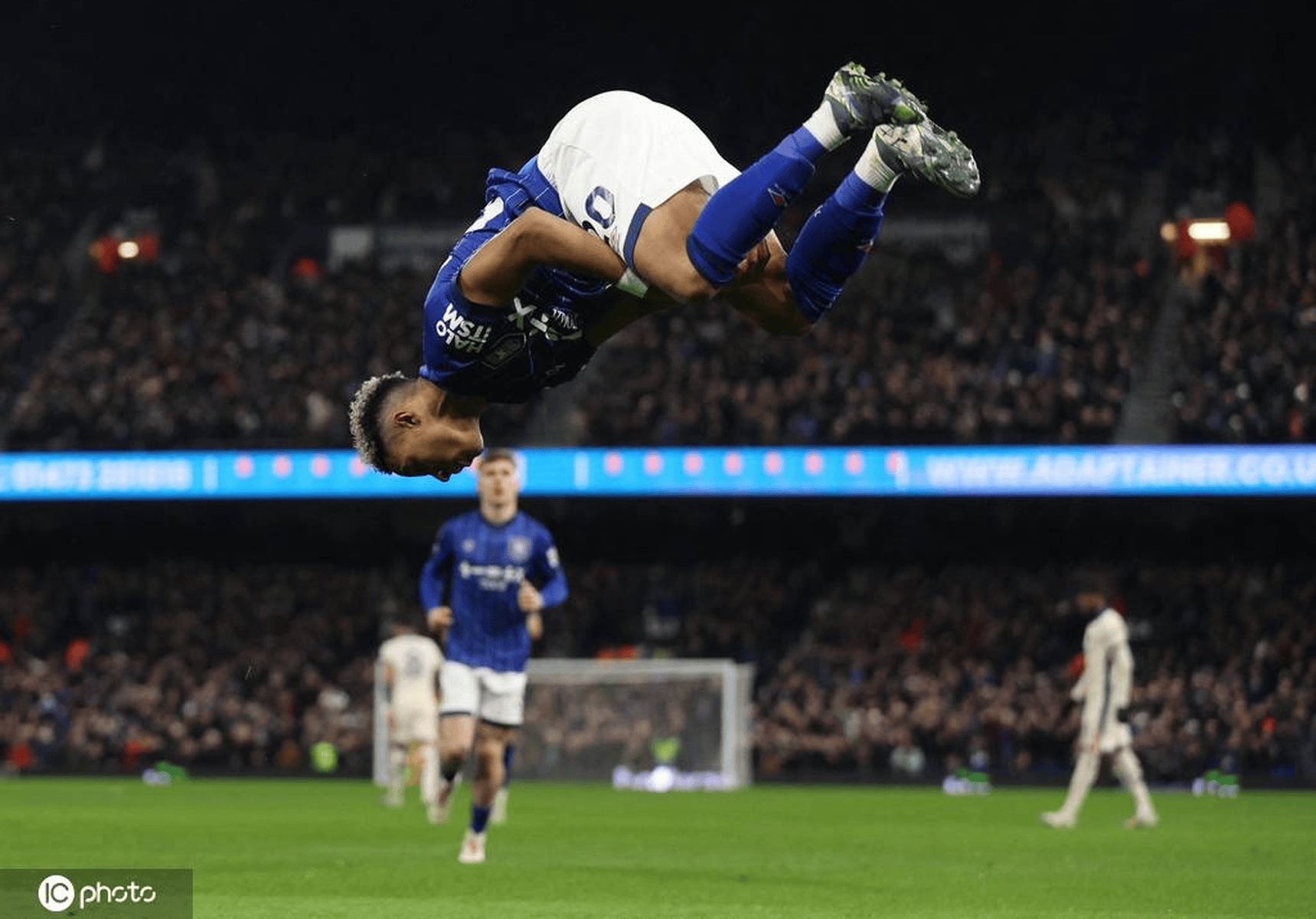 哈钦森破旧主空翻庆祝 伊普斯维奇主场2-0击败切尔西