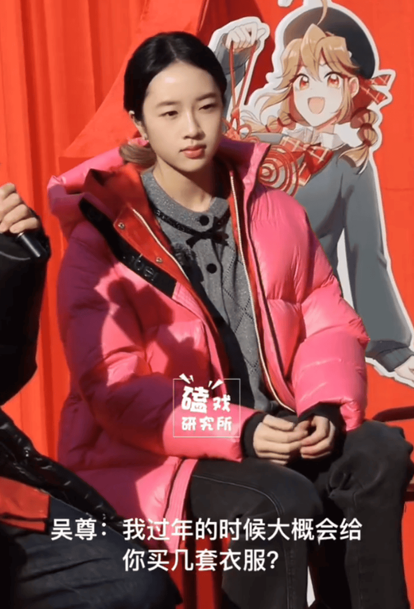 neinei近照美人样貌尽显 与父亲吴尊同框颜值高