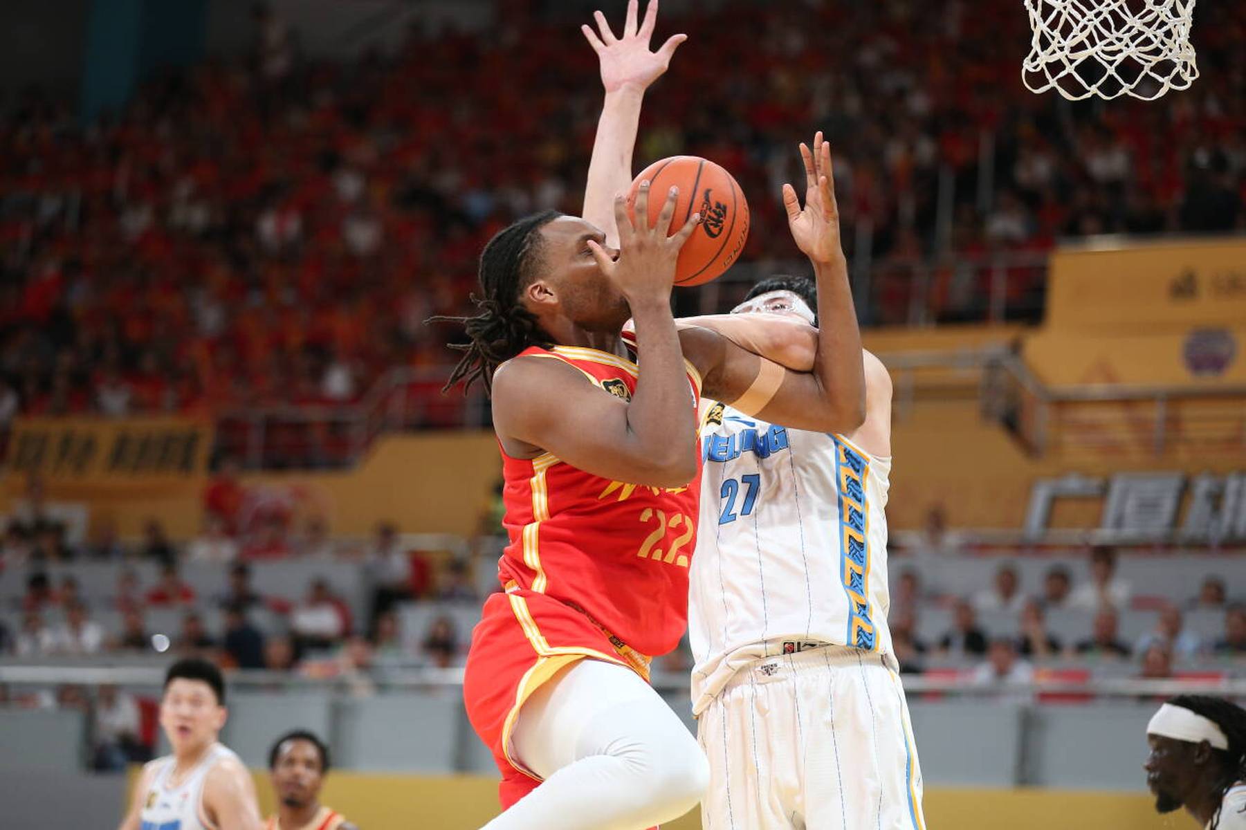 组图：CBA总决赛G5广厦VS北京 双方内线缠斗