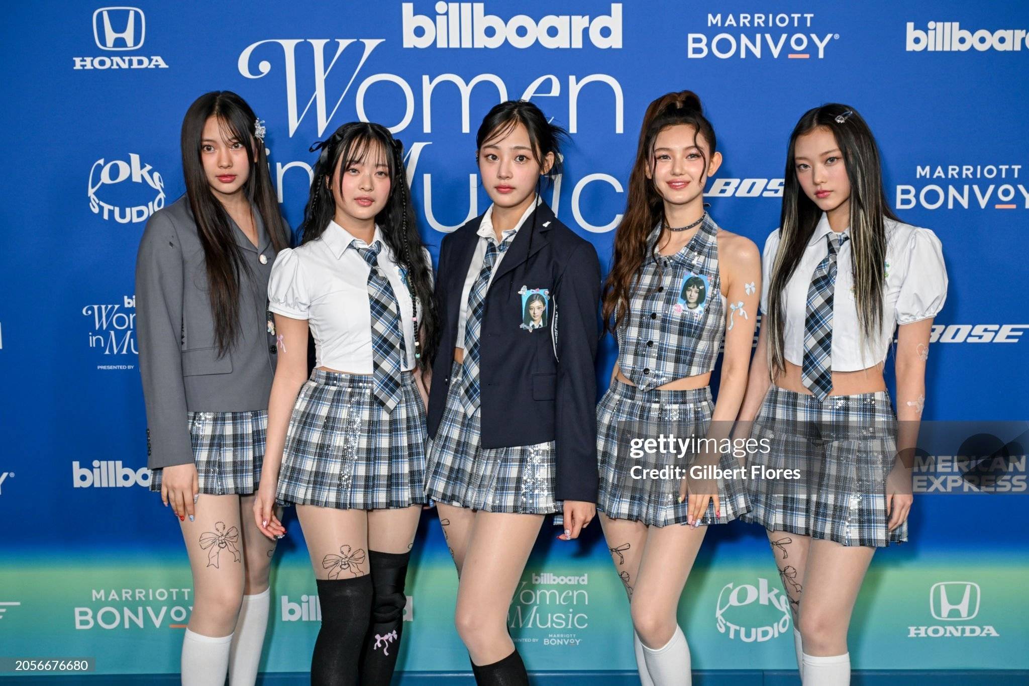 NewJeans现身美国走红毯 穿JK格子裙活力四射-搜狐大视野-搜狐新闻