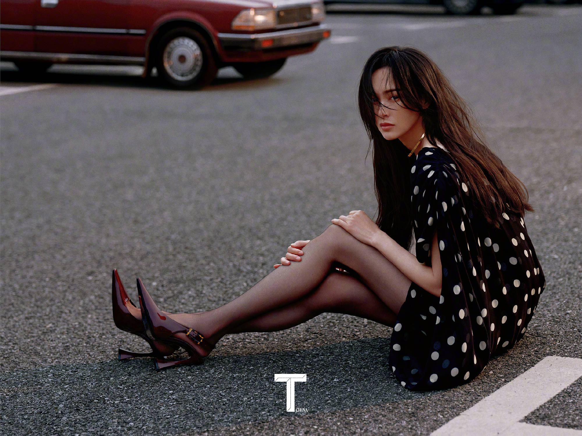 唐嫣穿黑色透纱裙变身冷面女郎 迎风而立酷飒美艳-搜狐大视野-搜狐新闻