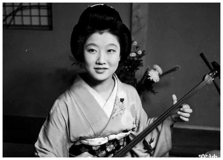 1955年，日本女人当着丈夫的面，娇媚地对着美国大兵撩开和服下摆_樱井_行为_生活