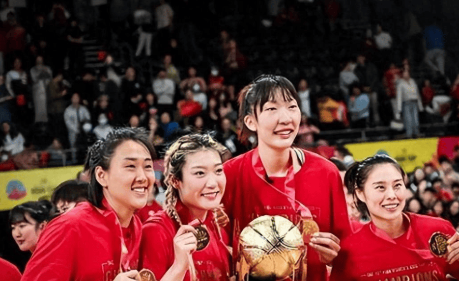 狂轰75分28板11助！女篮四巨头联手太强了：全华班掀翻双外援_四川队_李梦_WCBA