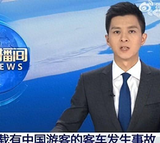 马来西亚一载有16名中国游客的客车发生事故检查原因人员