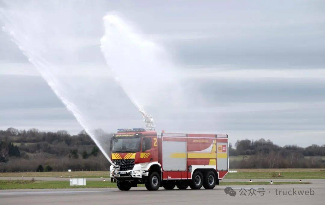 梅赛德斯-奔驰Arocs 3353全驱底盘 齐格勒向萨尔布吕克机场交付两辆机场消防车_搜狐汽车_搜狐网