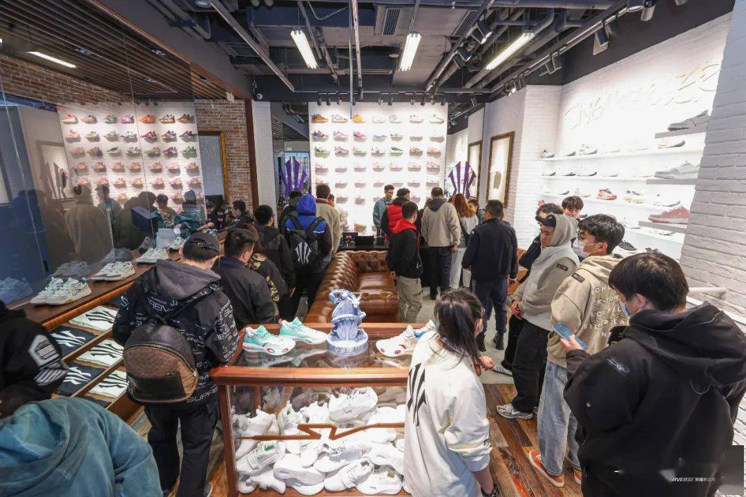 首家 ANTA SNEAKERVERSE 安踏作品集白标店进驻三里屯_品牌_市场追捧_欧文