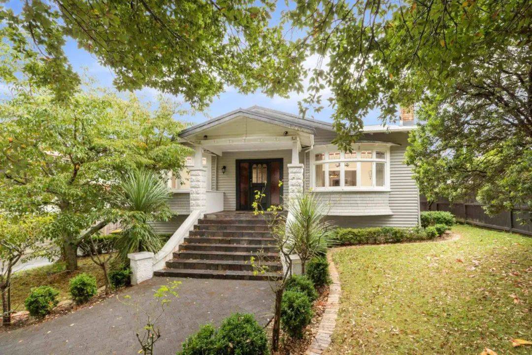 2023年第17次蝉联Epsom 第一名,George Fong 本周上市Royal Oak4房木结构Bungalow别墅！_独立_车库_包括