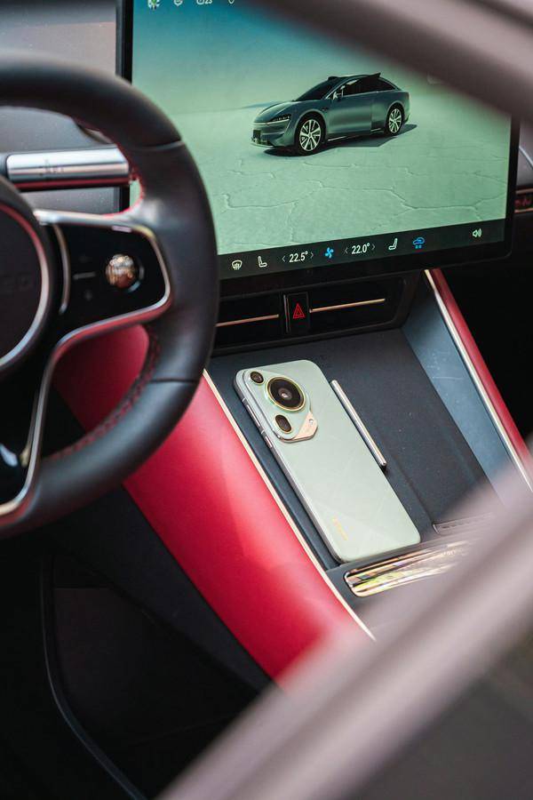 智界 S7 能否拥有 Pura 70 同款配色？余承东：可以安排！_华为_系列_汽车