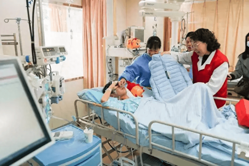 8岁男孩腹痛呕吐，2小时后进ICU！医生斥责：怎么能给孩子吃这些_崔加均_食品_添加剂