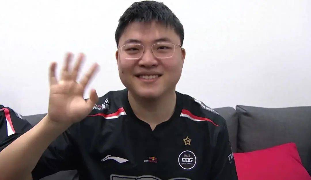 Uzi打出封神之战，击败IG冠军阵容！对位打穿imp，秒解Rookie大招_宁王_团战_操作