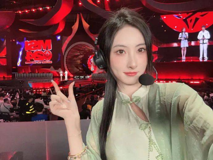 【LPL美女解说】鼓鼓：旗袍限定周Day1 ·小青_成都