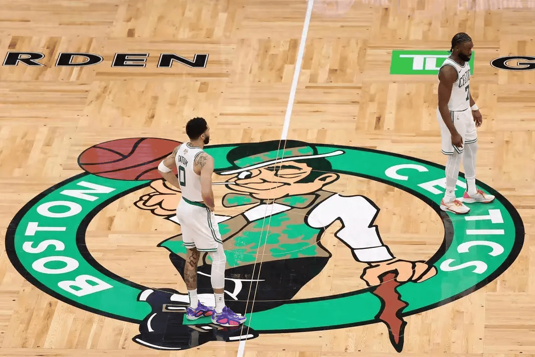 布朗连拿东决MVP和总决赛FMVP之后，塔图姆还是绿军老大吗？_欧文_防守_单打