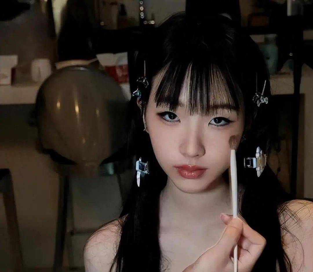 小S参加大女儿Elly毕业晚会，小S满脸自豪，Elly时尚感爆棚显成熟_横店_漂亮_信息